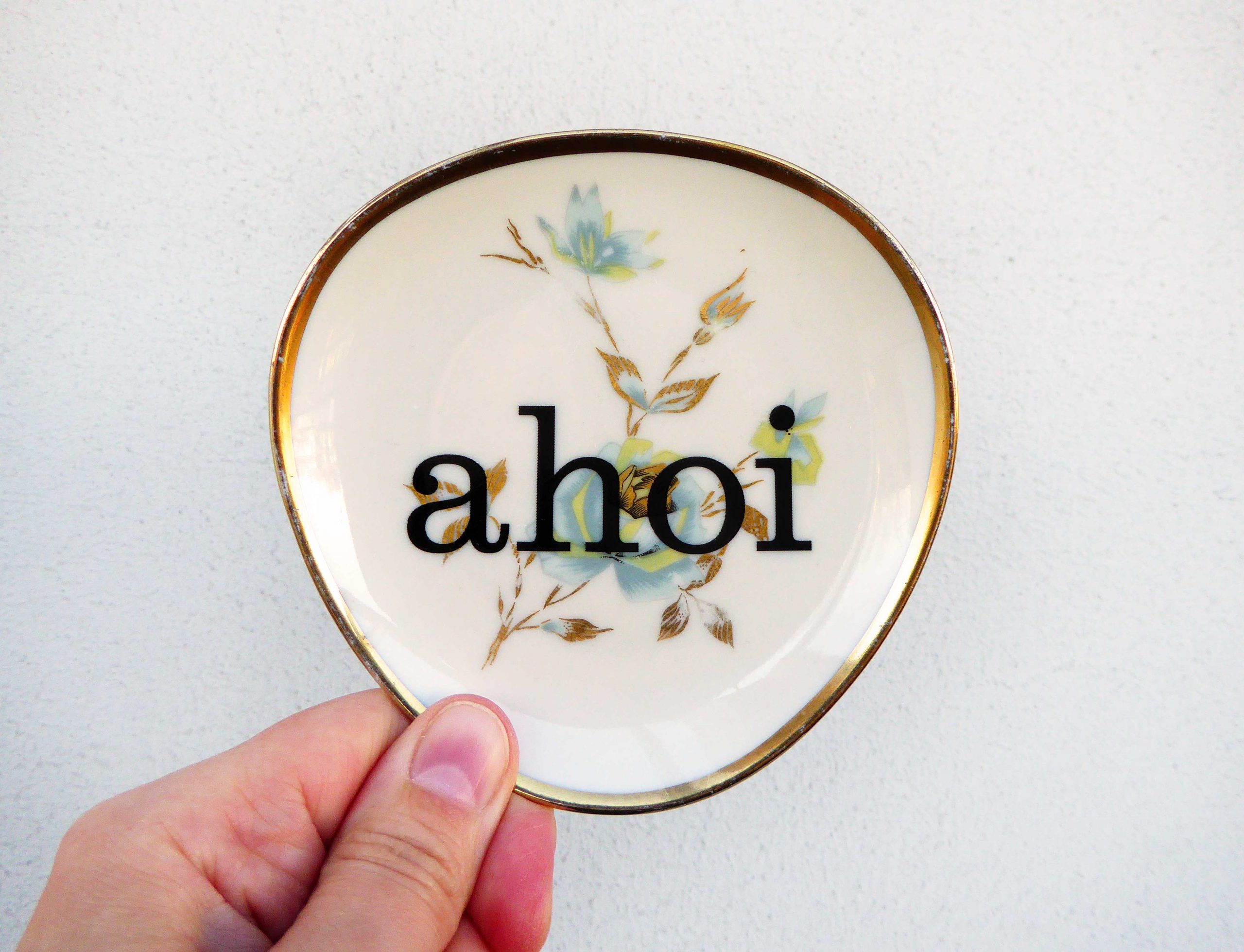 Wandteller Herr Fuchs Typo Ahoi Goldrand mini oval Blume 10cm – Herr Fuchs