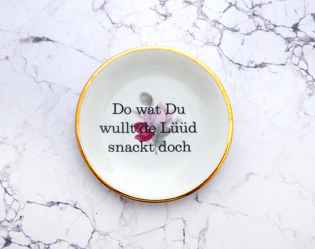 Wandteller Do wat du wullt Typo Herr Fuchs mini 10cm Blumen rosa – Herr Fuchs